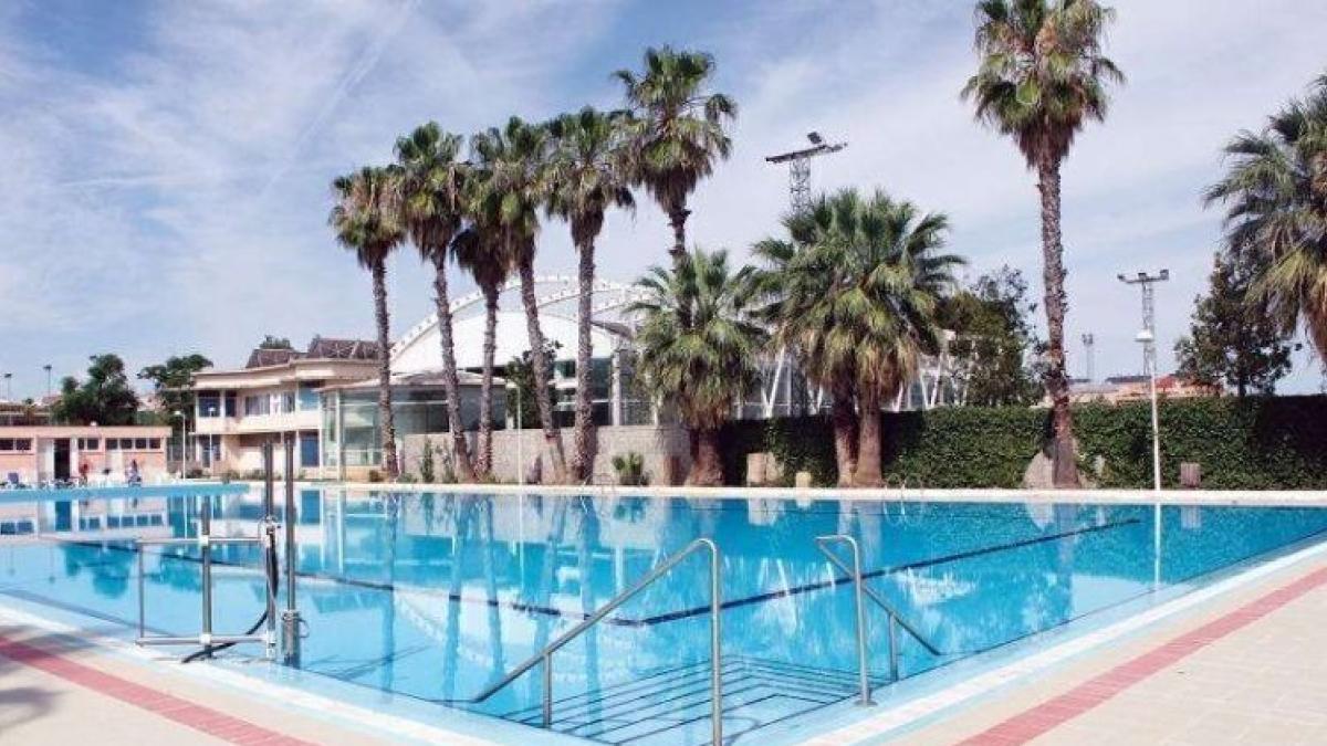 Denuncian a cuatro menores por orinar y defecar en una piscina ...