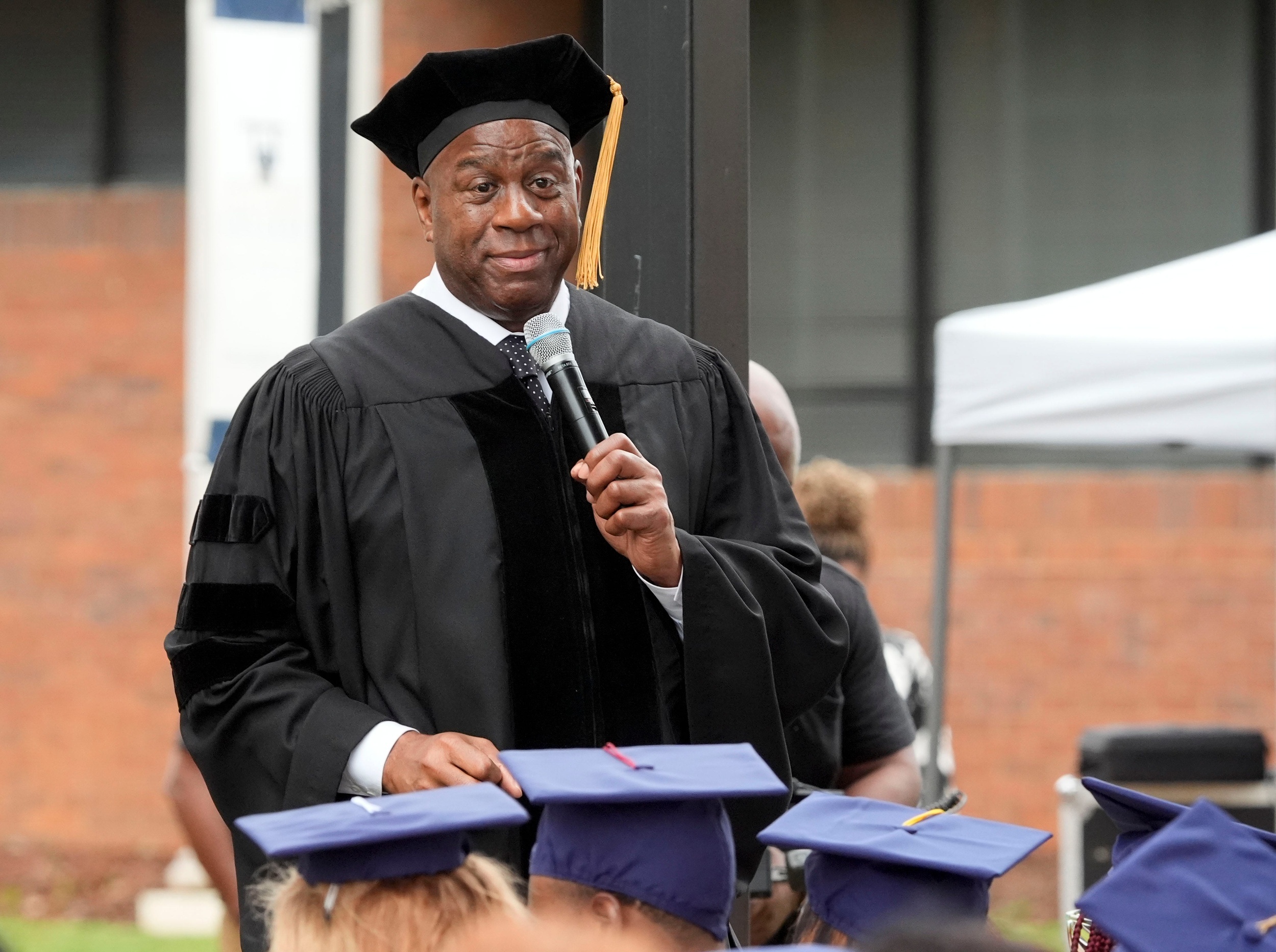 Magic Johnson had a pointed message about De’Aaron Fox’s Game 4 blunder