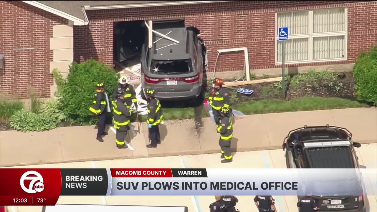 Car crashes into office building in Warren