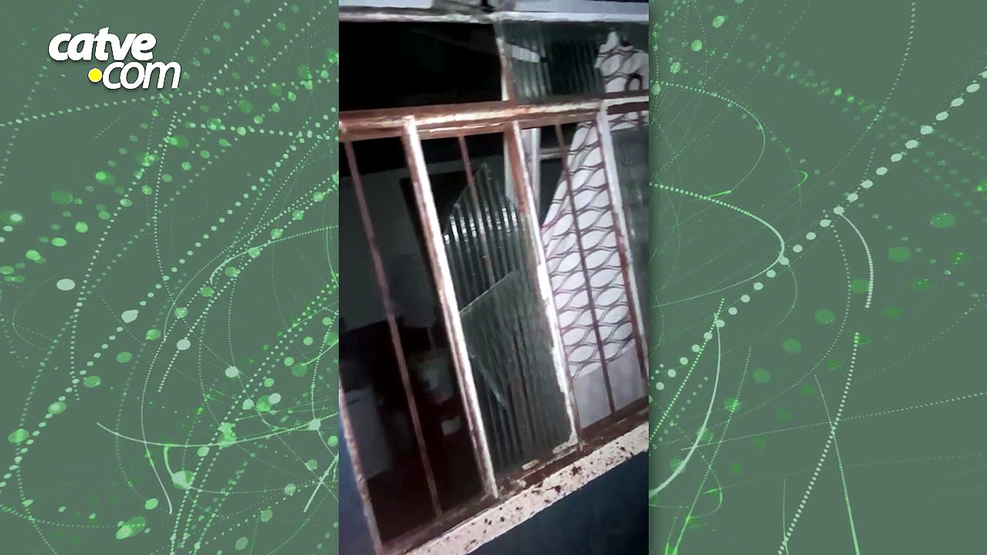 Foi bem assustador: raio abre buraco no chão e destrói parte de casa em ...