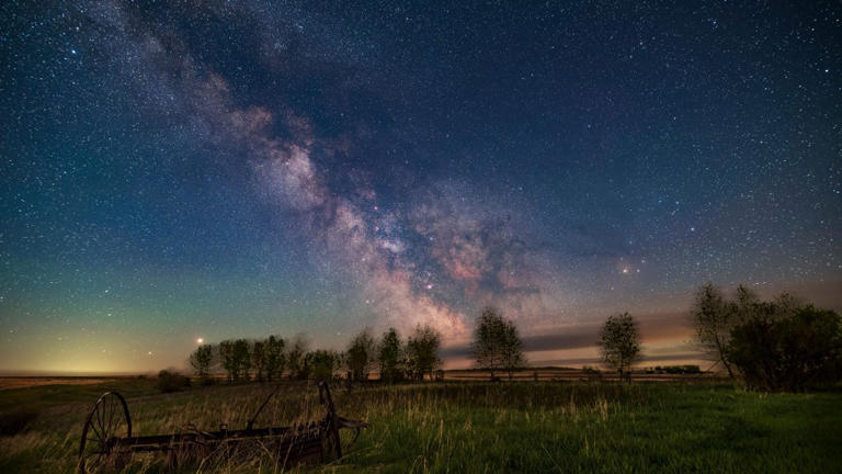 Why do stars appear different colors in the night sky?