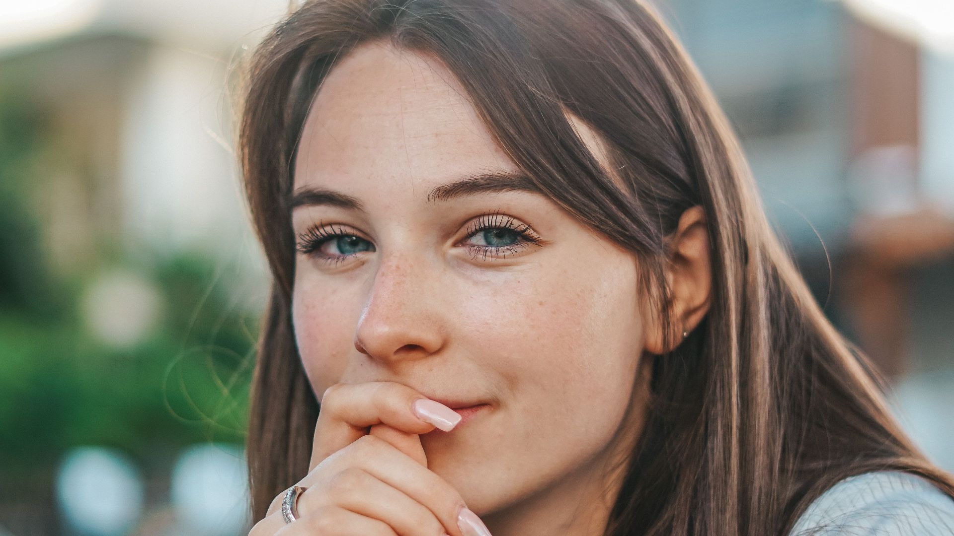 20 tiny behaviors that make someone hard to stop thinking about