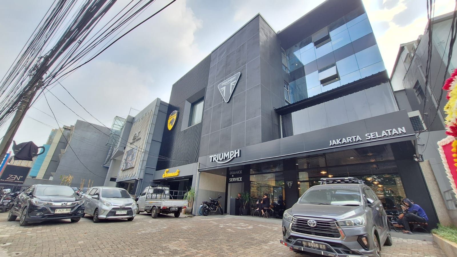 Mengusung konsep rumah, Triumph Indonesia resmikan dealer di Jakarta ...