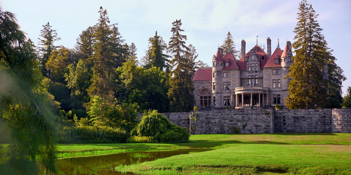 Artist Hunt Slonem’s 1880s chateau is filled with bold color, antiques ...