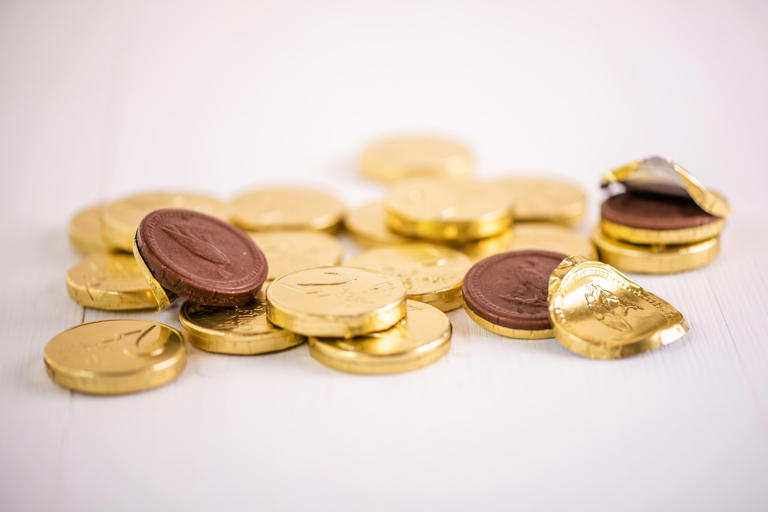 Accused gold scammer fooled into accepting chocolate coins