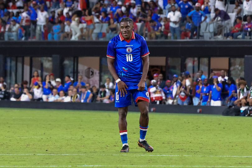 Huge World Cup team told to change kit by FIFA hours before kick-off ...