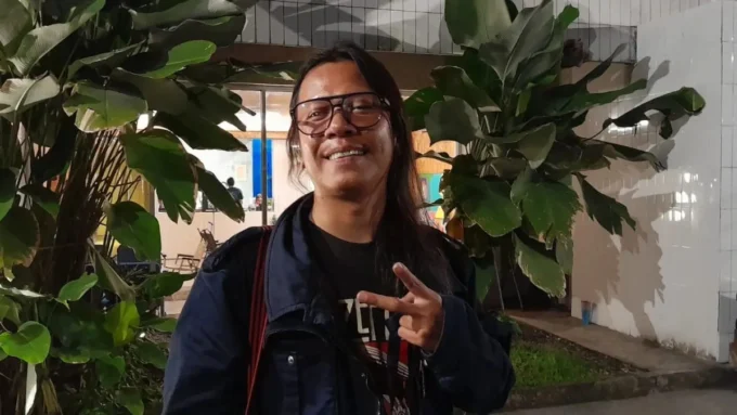 Ditempatkan di ruangan 2 x 2 yang penuh manusia, gelang tak bisa ...