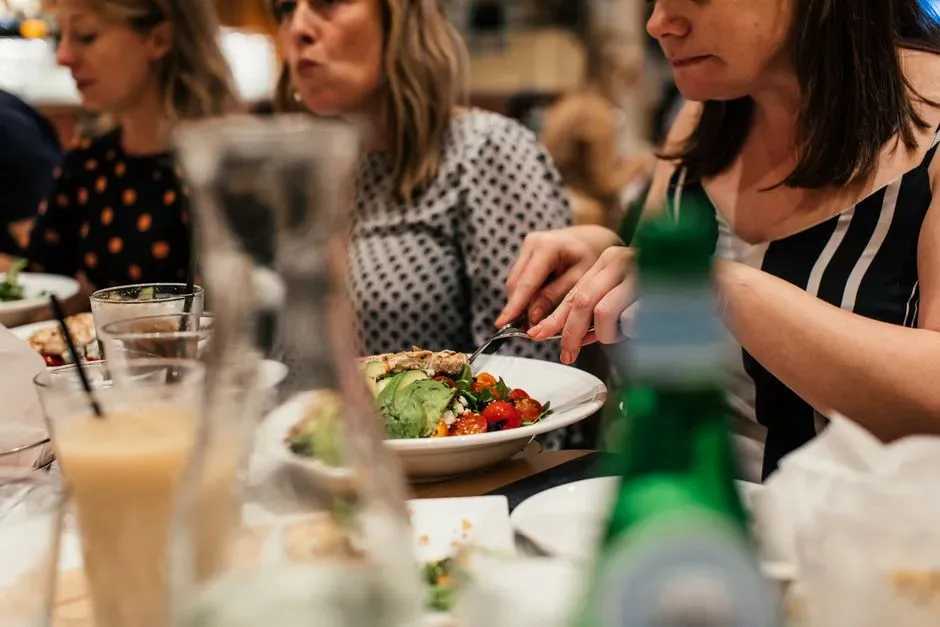 13 table habits that instantly reveal how someone was raised