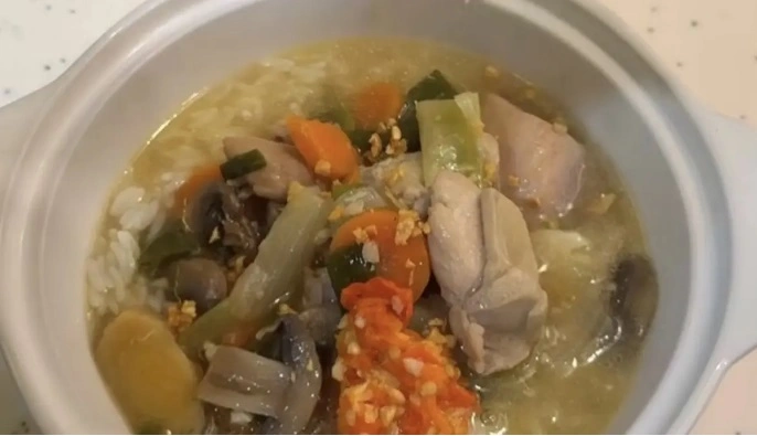 Sup ayam Hainan, kuah hangat yang gurih