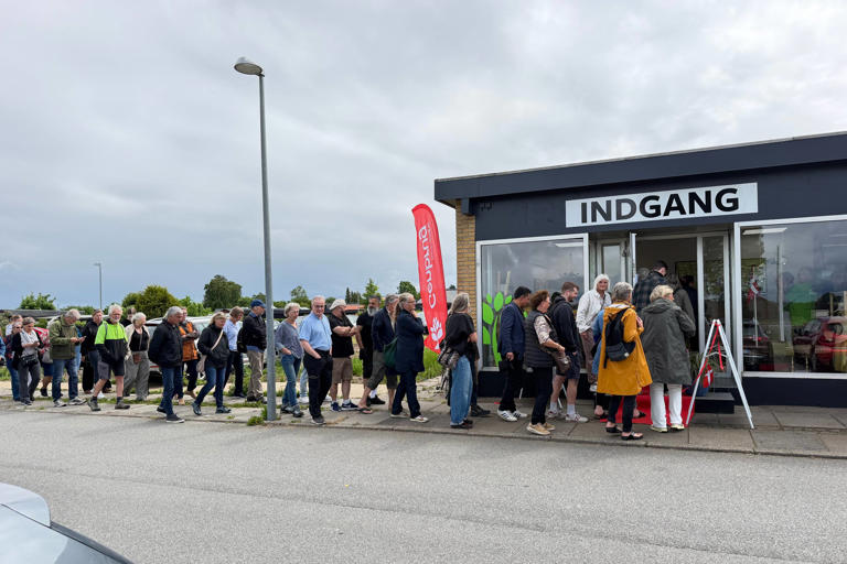 Slog rekord: Kunderne stod i kø langt ned ad gangen, da ny butik slog ...