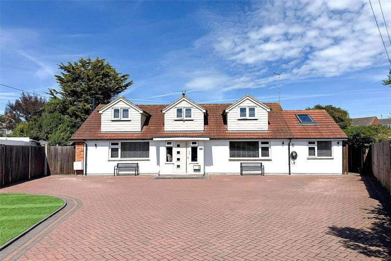 Refurbished Littlehampton chalet bungalow with its own garden bar