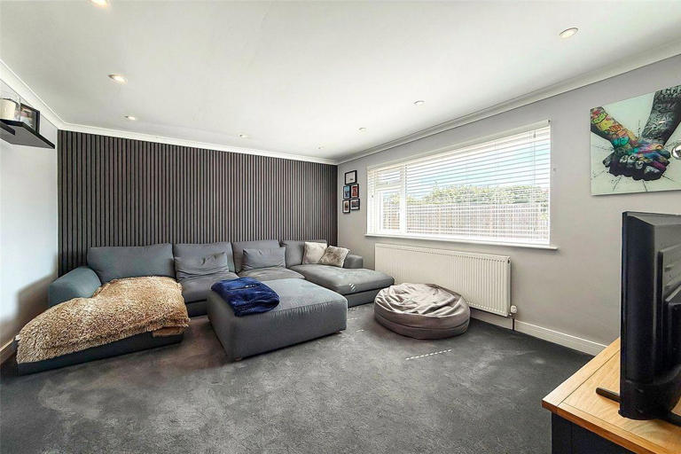 Refurbished Littlehampton chalet bungalow with its own garden bar