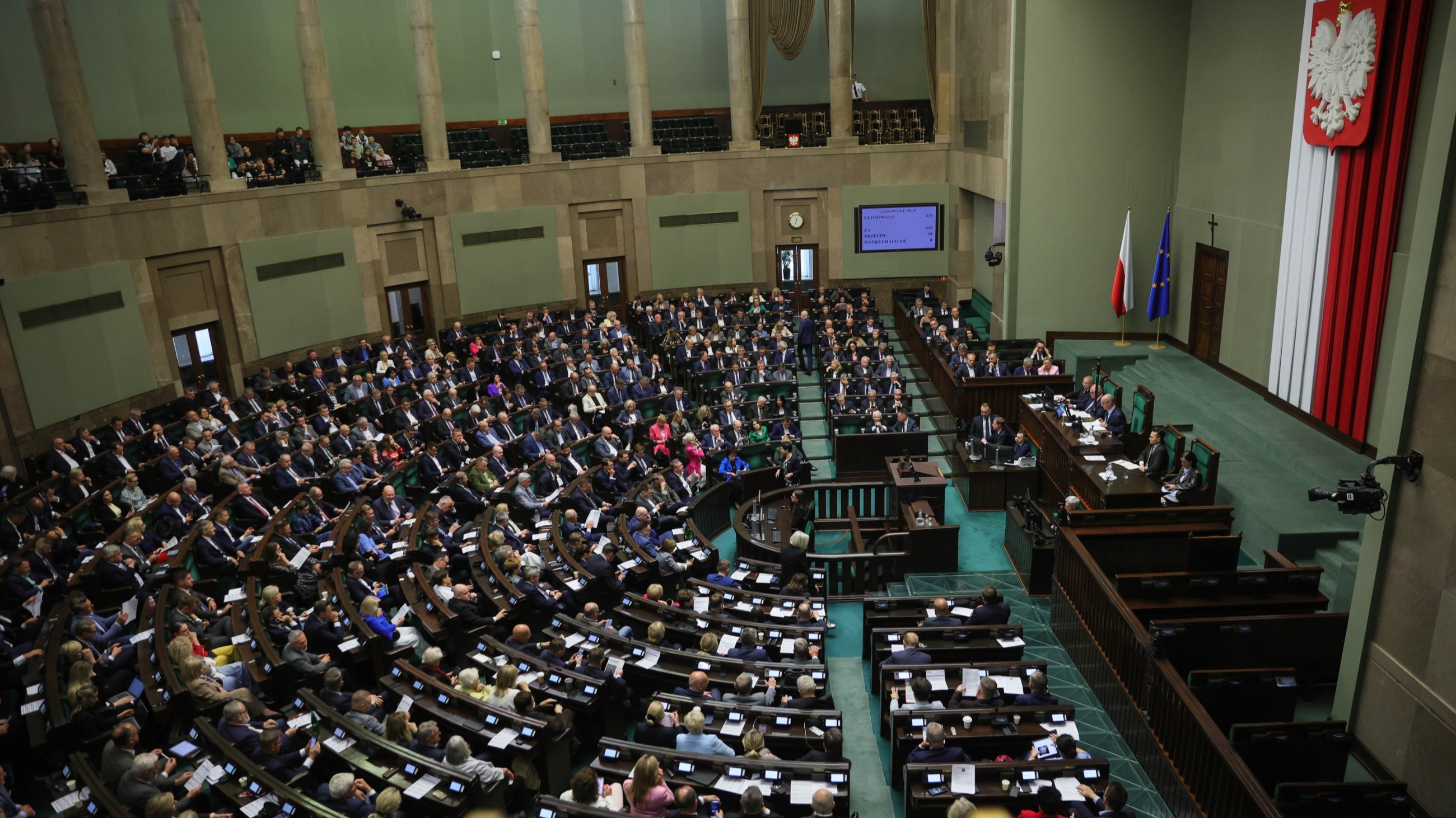 "Zdjęcie symbol". Posłowie koalicji nie wstali podczas minuty ciszy dla ...
