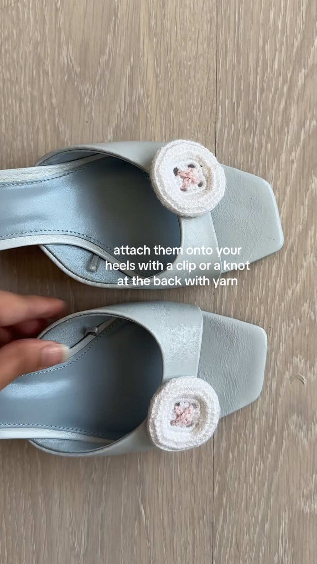 Crochet button charms: Make your heels and accessories cute