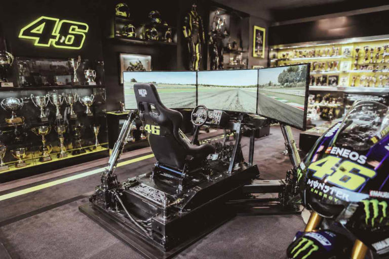 Il garage-laboratorio di Valentino Rossi: il simulatore di guida costa ...