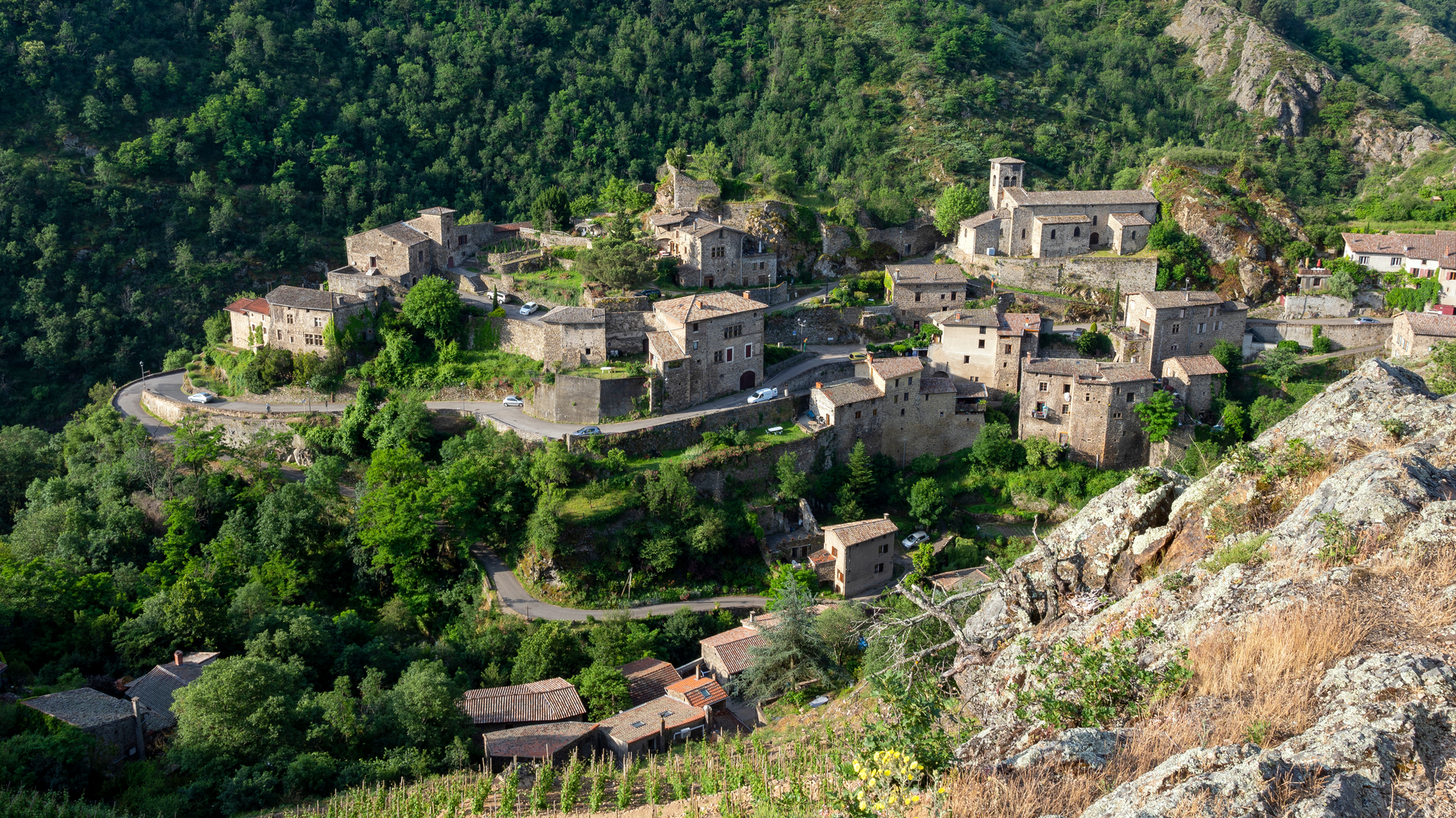 En France, cette cité médiévale méconnue avec un riche patrimoine offre ...