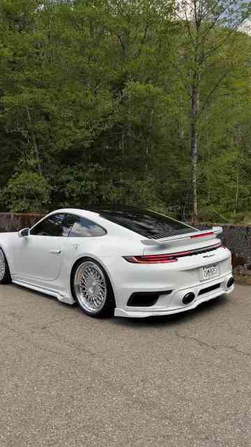 Lost in the mountains with a Porsche Turbo S