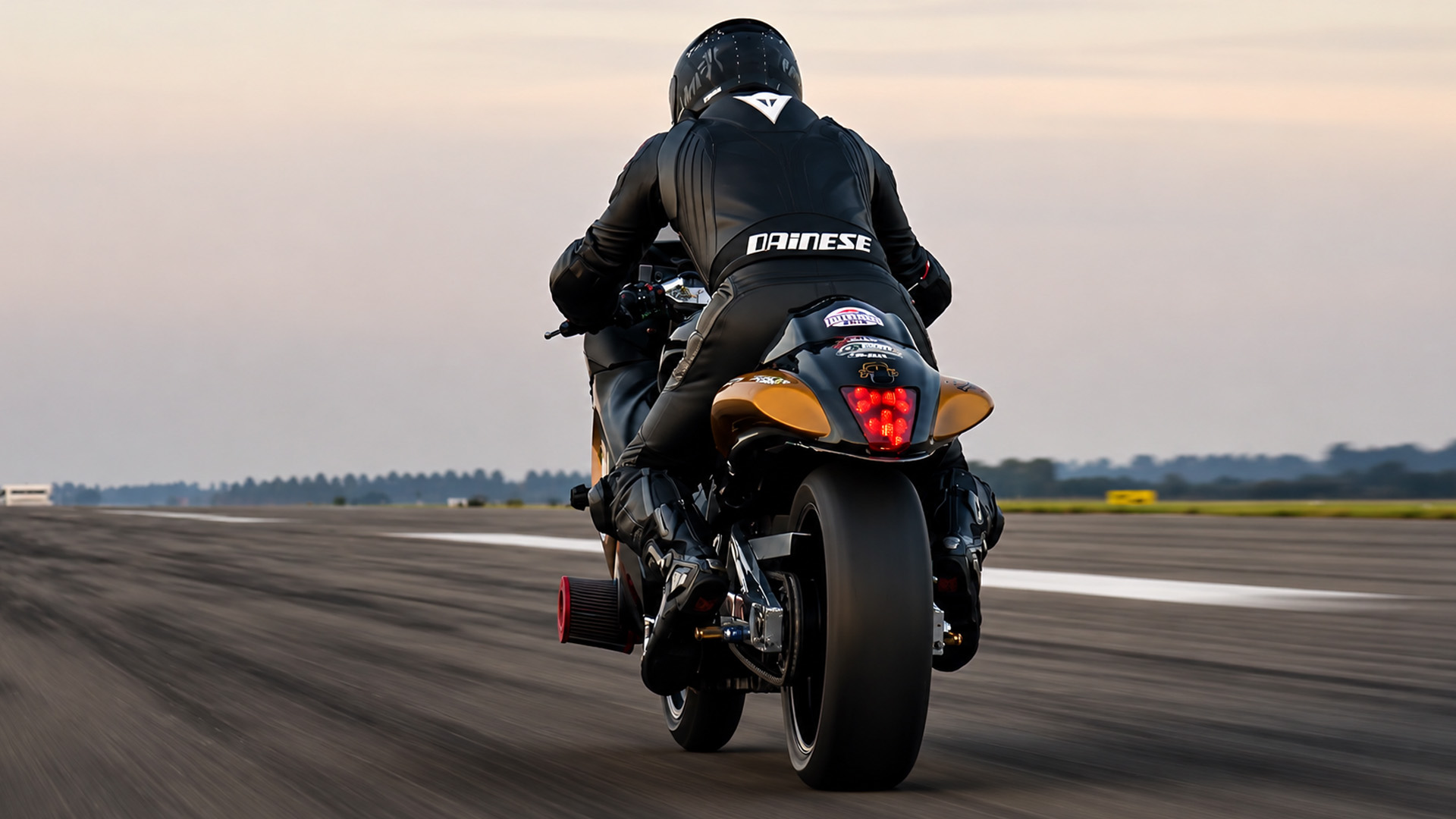 Suzuki Hayabusa turbo hits 332 km/h in seconds