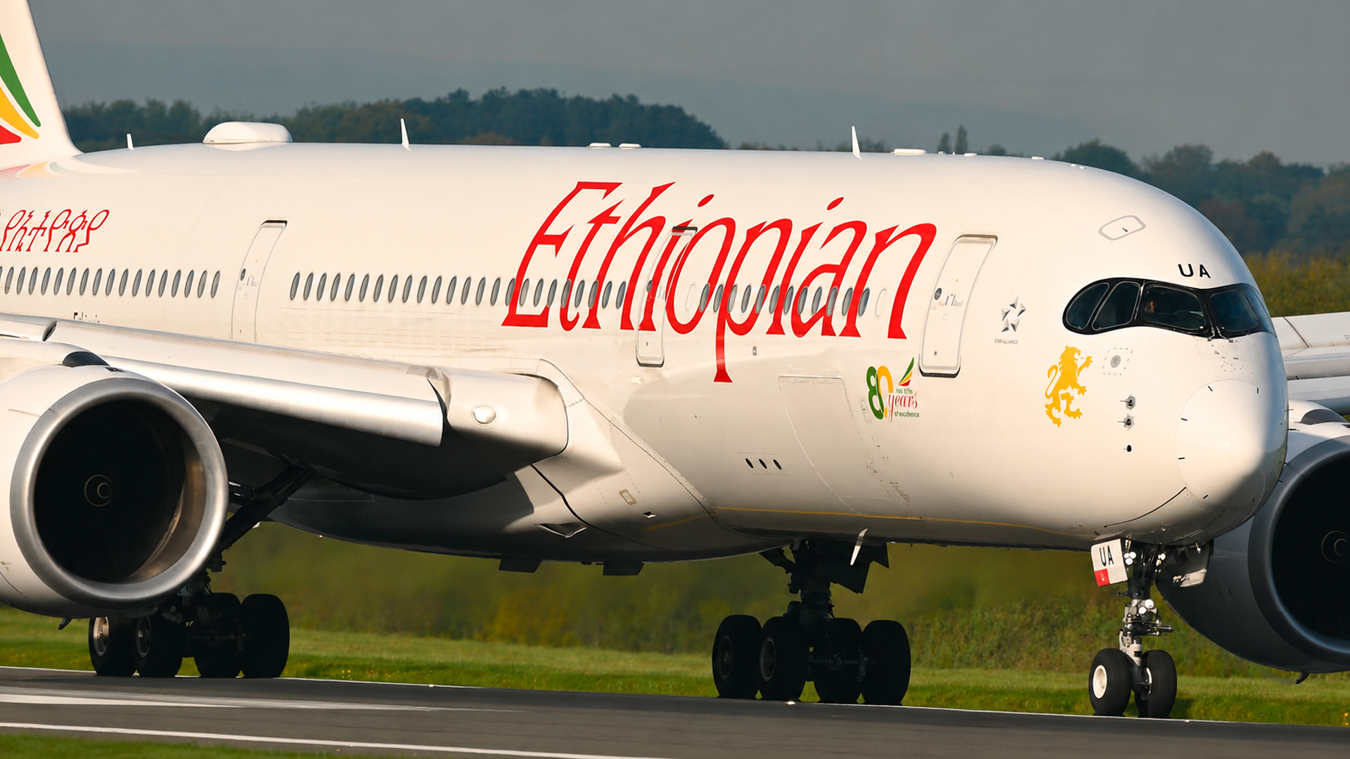 Heavy jets make close-up Manchester arrivals