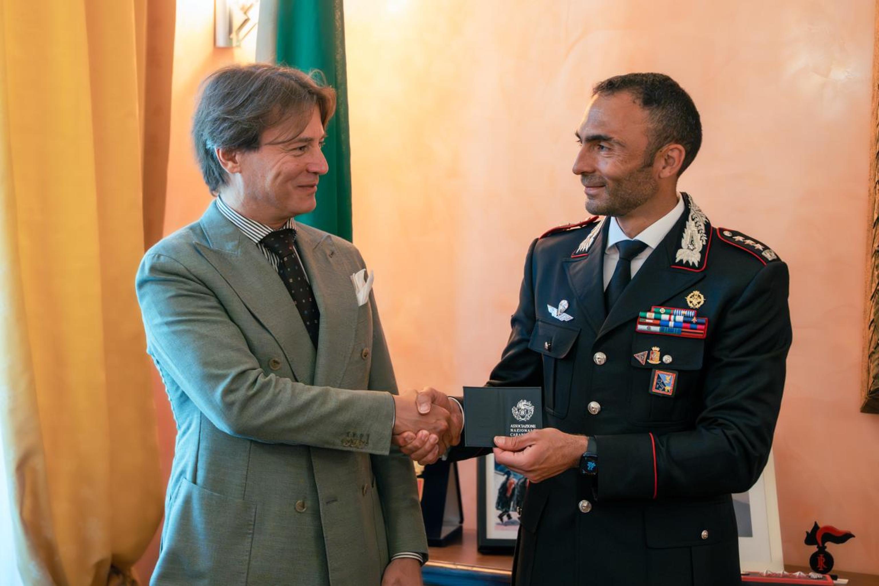 Al presidente del Teatro Rossetti la tessera dell'Associazione carabinieri