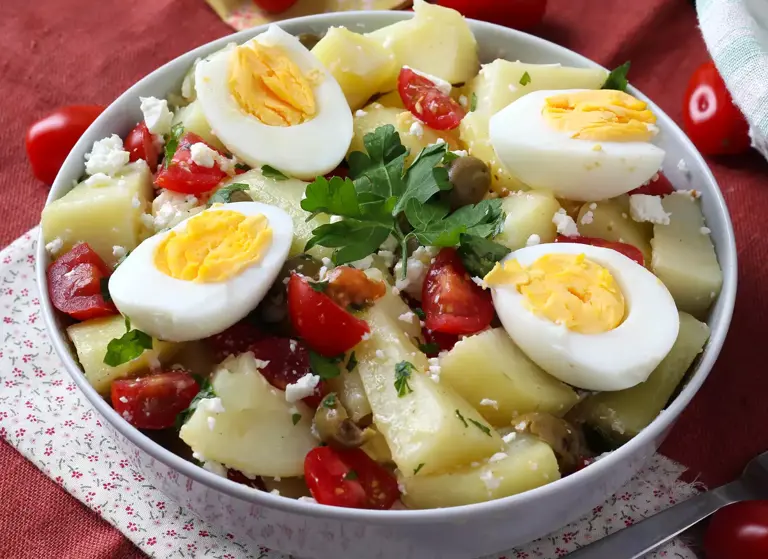 Salada de batata com queijo feta, ovo e tomate-cereja