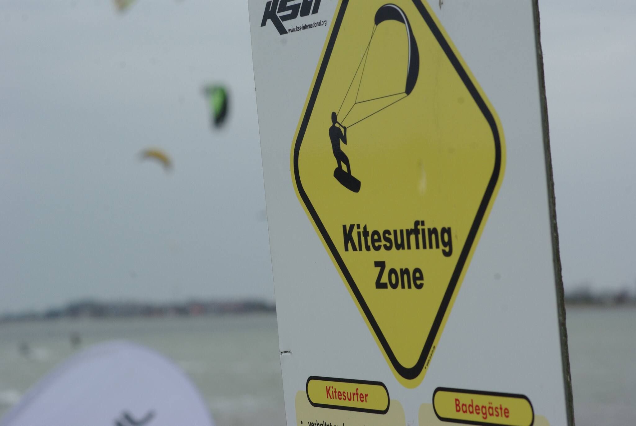 Tragödie auf Fehmarn: Windsurfer leblos am Strand von Gold gefunden