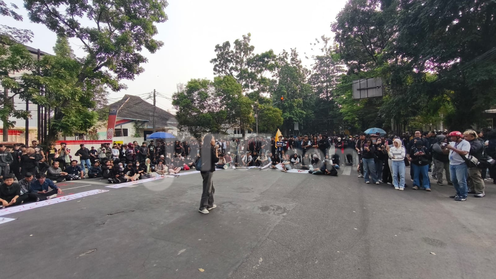 Demo mahasiswa di Bandung suarakan penghentian total program MBG