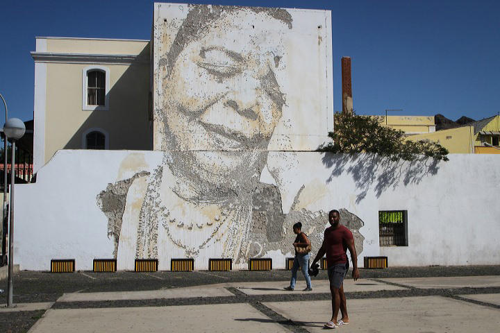 Cesária Évora volta a projetar Cabo Verde, agora numa nota de 2.000 escudos