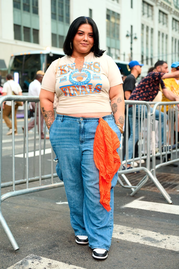 The orange-and-blue style playbook: How Knicks fans are serving ...