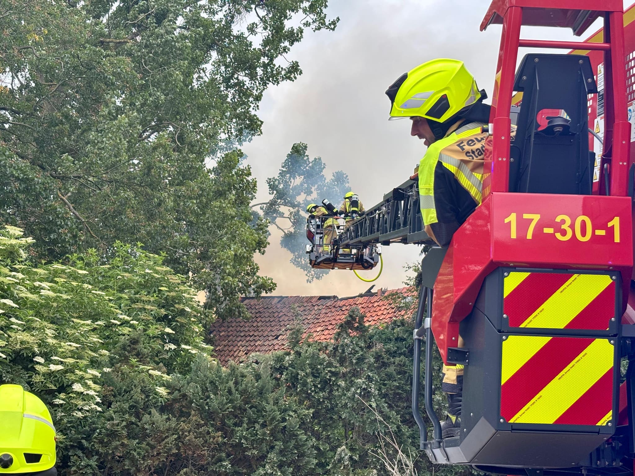 Strohballen in Flammen: Brand in der historischen Mühle in Vörie hält ...