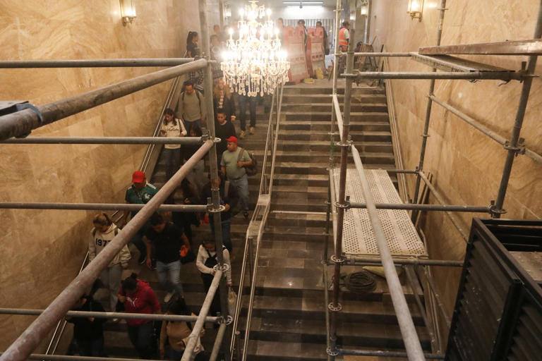 Mexico City’s fancy new metro has residents dressing for the occasion