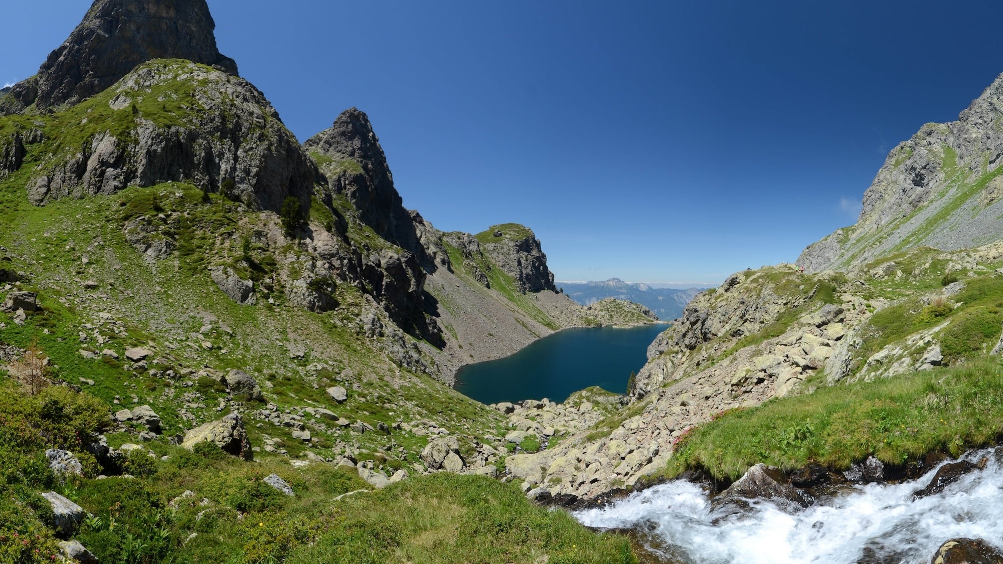 À 2h de Lyon, ce lac perché à 2 000 mètres offre l’un des plus beaux ...
