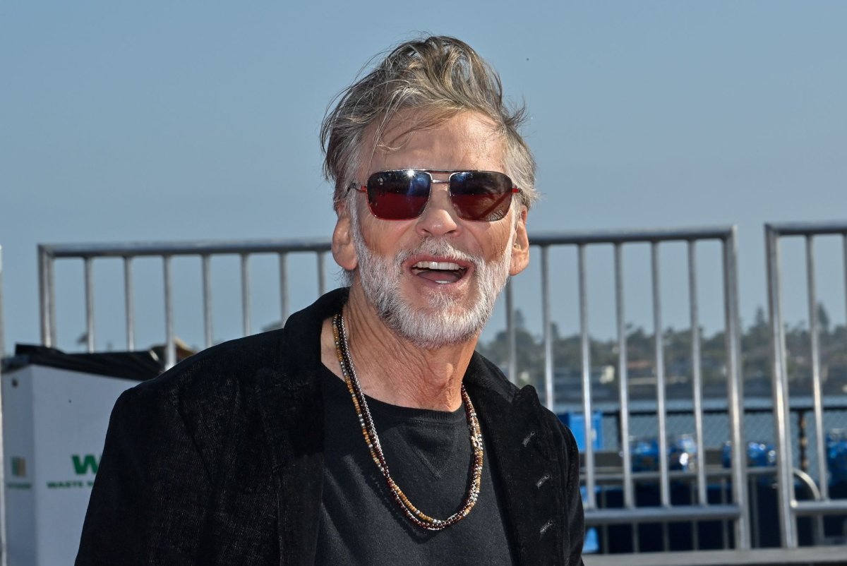 Watch: Kenny Loggins, Kevin Bacon perform with classroom instruments