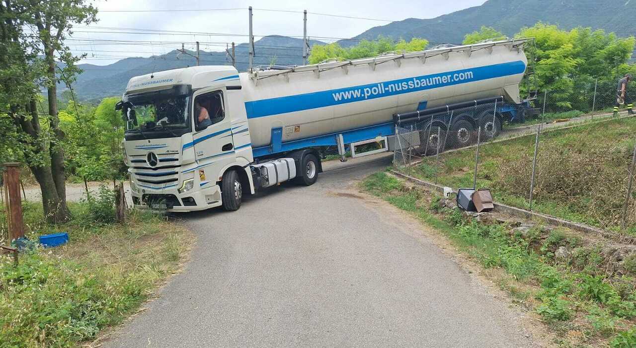 Doveva andare alla Henkel, ma il navigatore lo tradisce: camion finisce ...