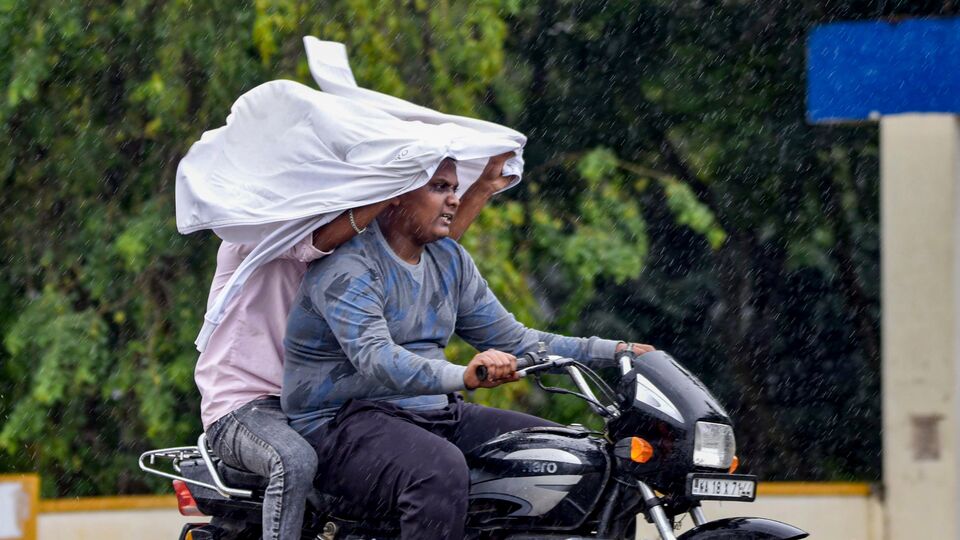 Delhi NCR likely to see rainfall today, 'extremely severe alert' blares ...