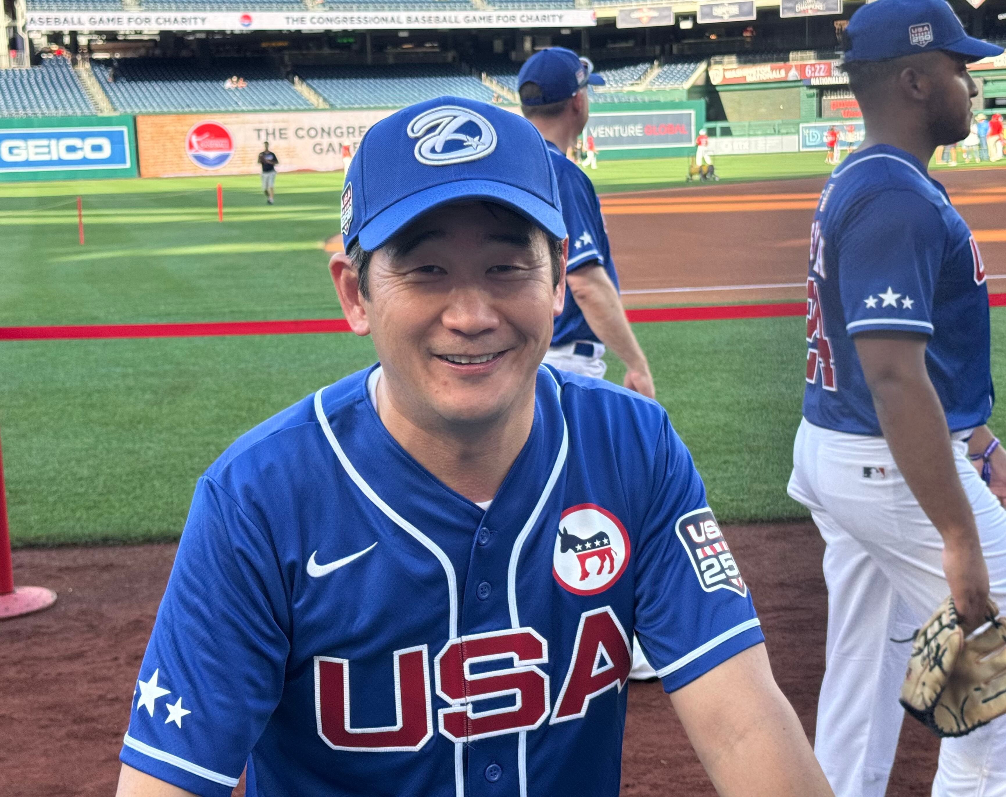 US lawmakers unite in charity baseball game amid political divide