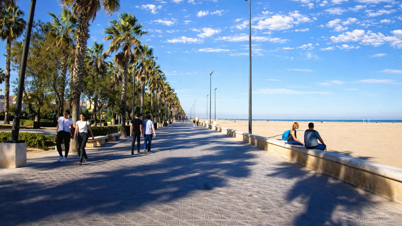 Une promenade relaxante sur la plage ensoleillée de Valence (4K)