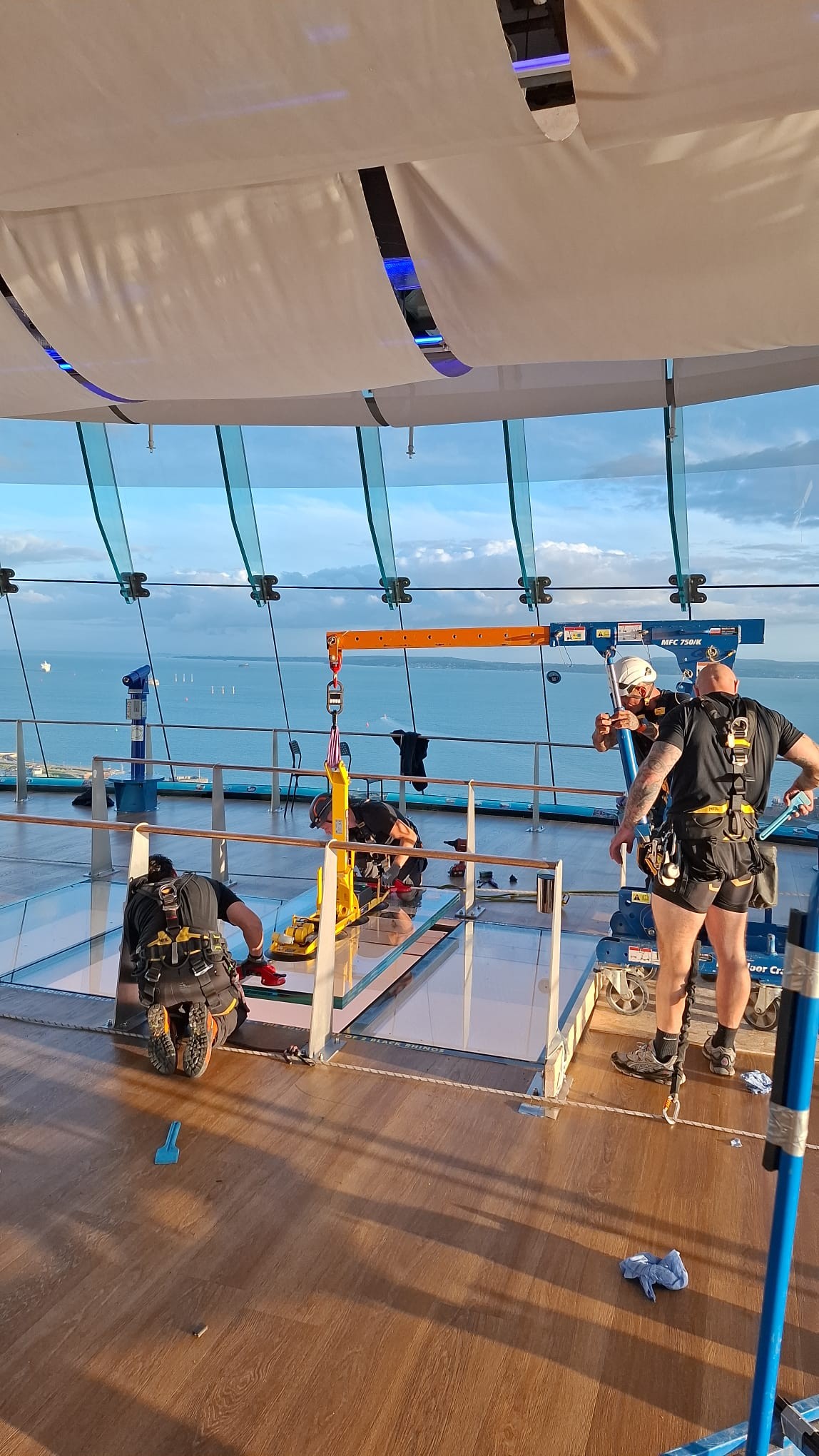 Watch as the glass floor of Spinnaker Tower's Sky Walk is replaced at a ...