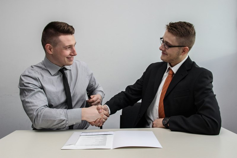 Boss expects junior new hire to perform like an employee with 10 years ...