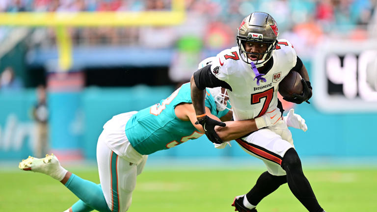 Bucky Irving takes part in Thursday's Buccaneers practice