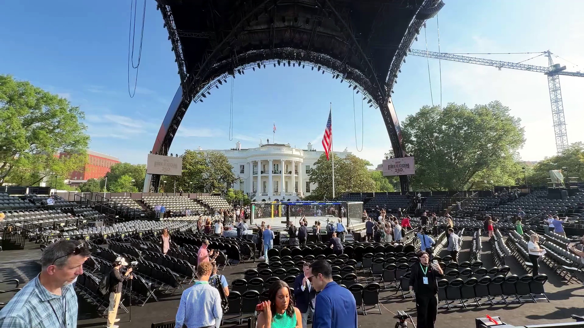 Imágenes del enorme ring construido por el cumpleaños 80 de Donald Trump