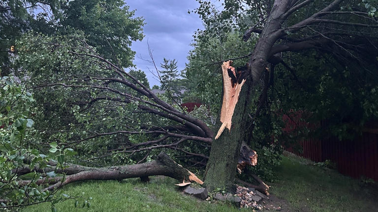 Hundreds lose power across southeast Nebraska after Thursday morning storm