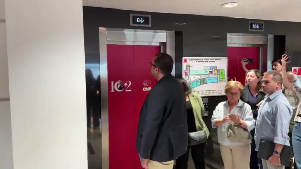 CHP Genel Merkezi'nde gazeteci ile danışman arasında sarı zarf gerginliği