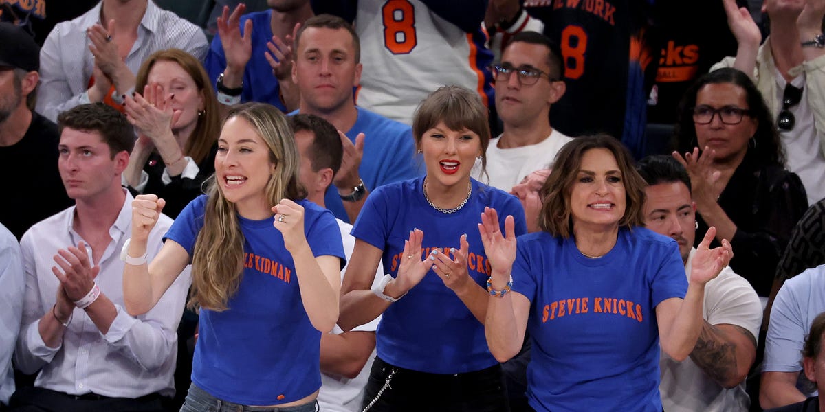 Taylor Swift and Mariska Hargitay's twinning Knicks outfit is going viral