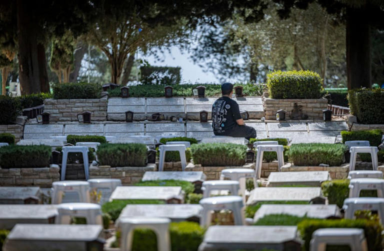 IDF widows, orphans receive over NIS 2m in scholarships, grants