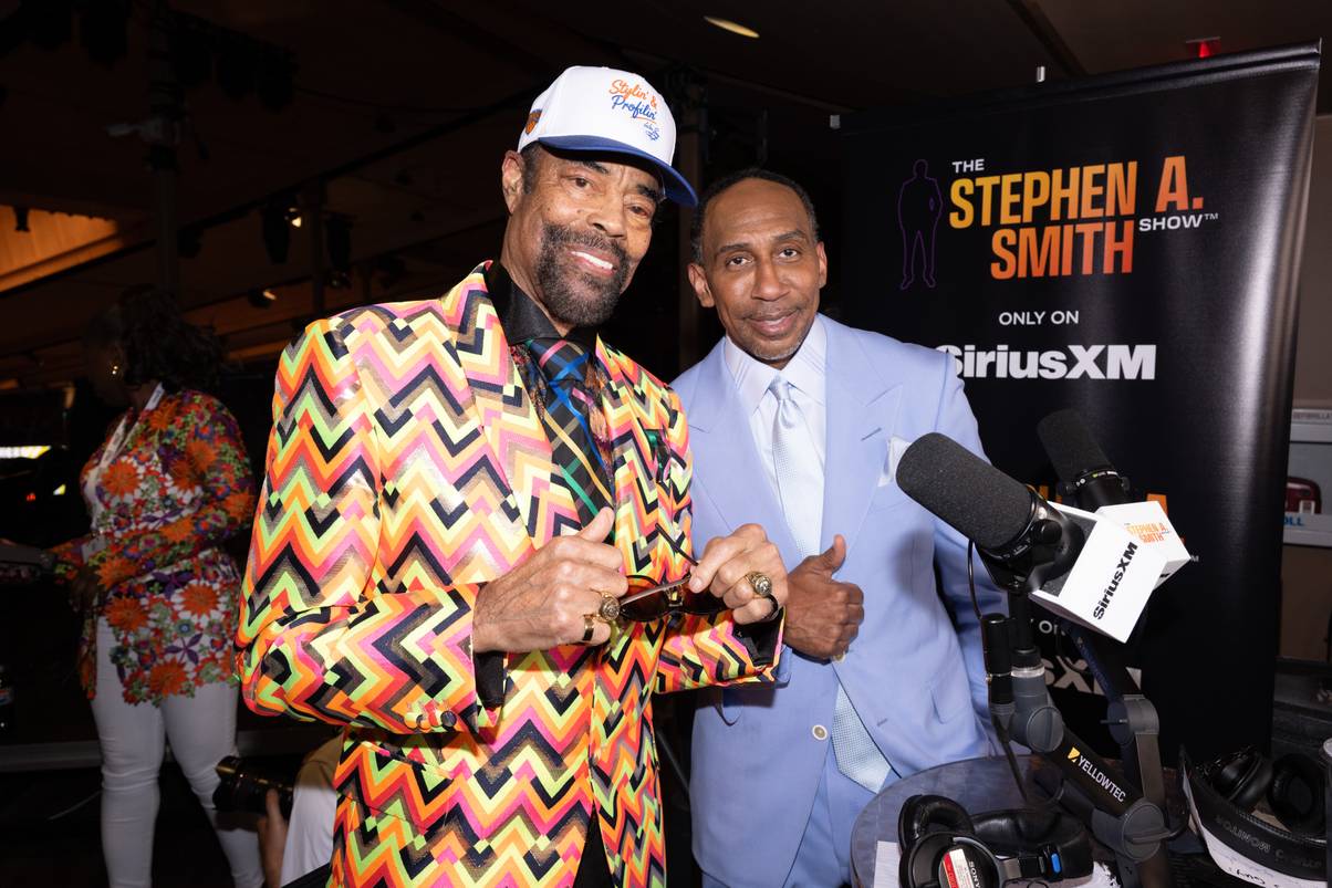 Knicks icon Clyde Frazier caught eating fries like chicken wings at NBA ...