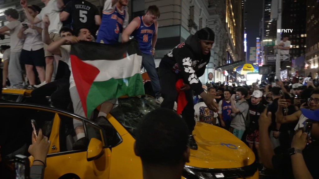 NY Knicks fans waving Palestinian flag seen smashing yellow cab after ...