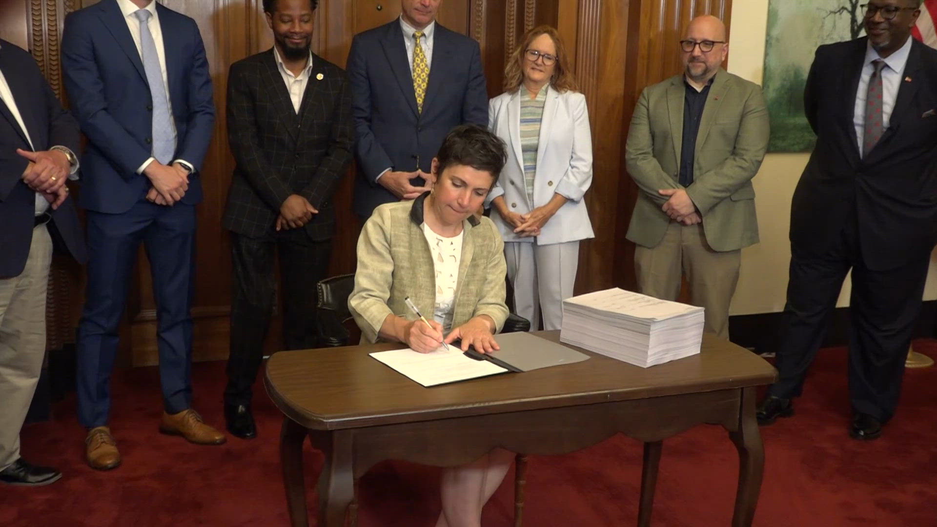 Mayor Cara Spencer signs bill to raise city staff pay