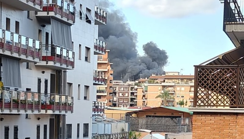 Maxi incendio al Mandrione: fiamme in un vivaio, su Roma colonna di ...