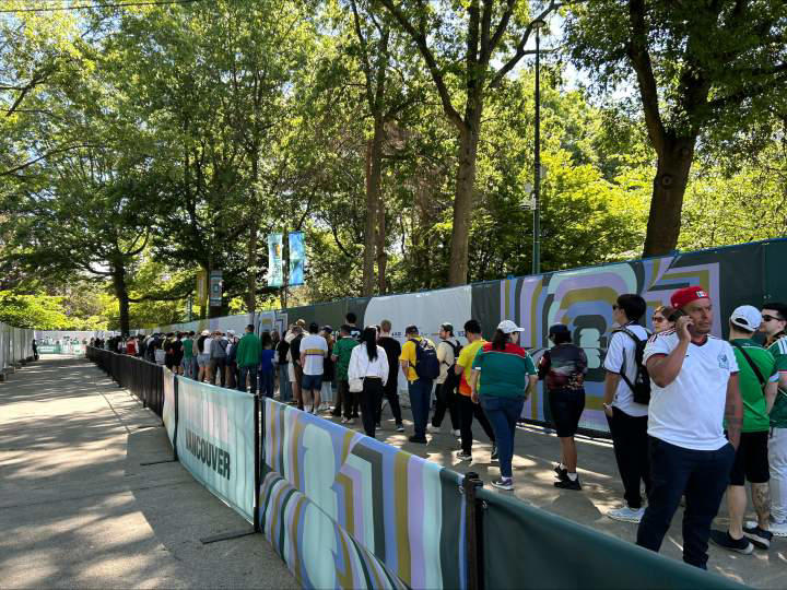 Hundreds line up for 1st day of FIFA World Cup fan fest in Vancouver
